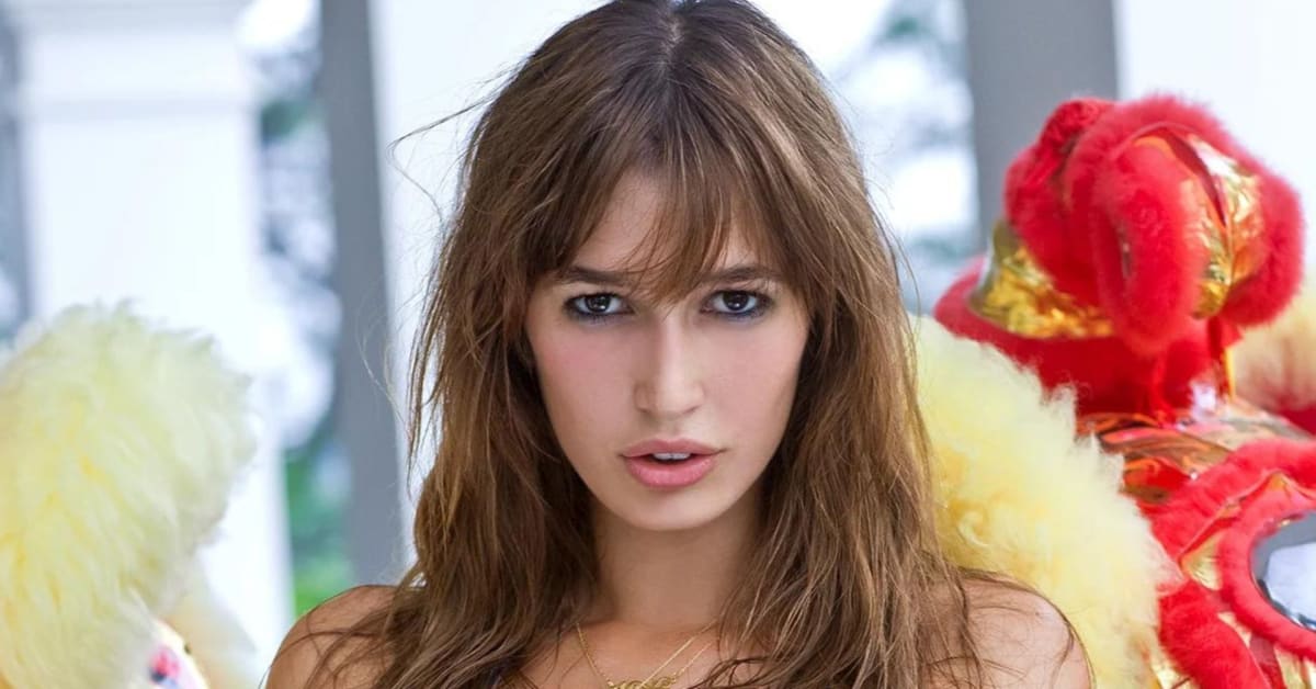 10 Striking Photos of Tunisian Model Kenza Fourati in Singapore - Swimsuit | SI.com