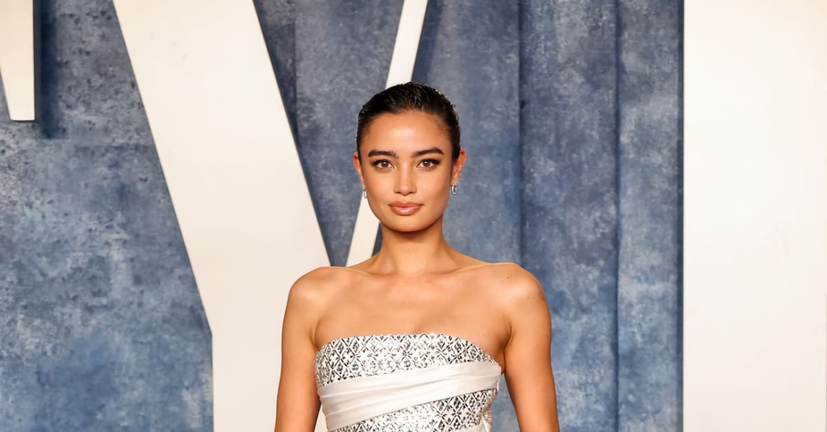 SI Swimsuit Model Kelsey Merritt Sports Summer Linens and Mini Black ...