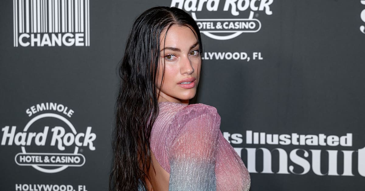 SI Swimsuit Model Lorena Duran’s Earth-Toned Bikini Has the Most Unique ...