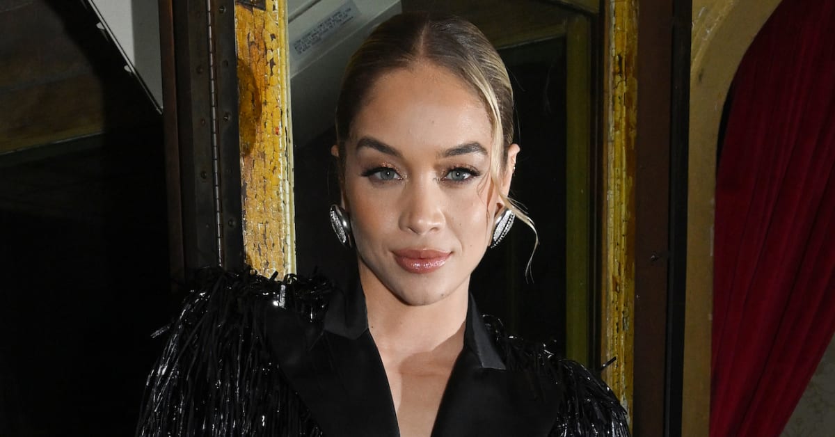 Jasmine Sanders Is Breathtaking in Ab-Baring Crop Top and Emerald Green ...