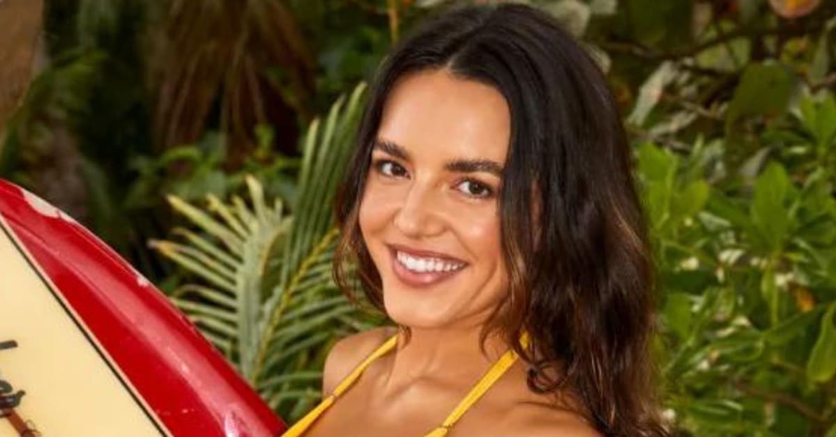 Mady Dewey Channels Surfer Vibes in These Pics From Puerto Rico ...