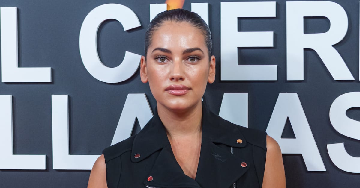 Lorena Durán Embraces Mermaidcore in a Plunging Sequined Blazer and ...