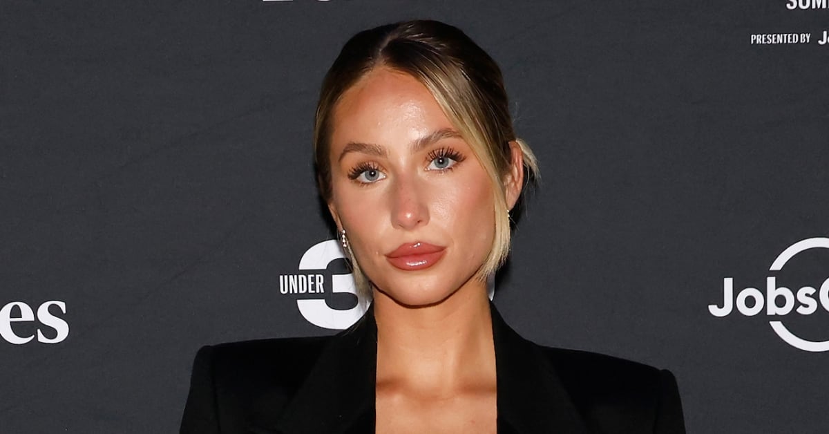 Alix Earle’s Perfect Game-Day Look Features Baggy Nylon Sweats and Ab ...