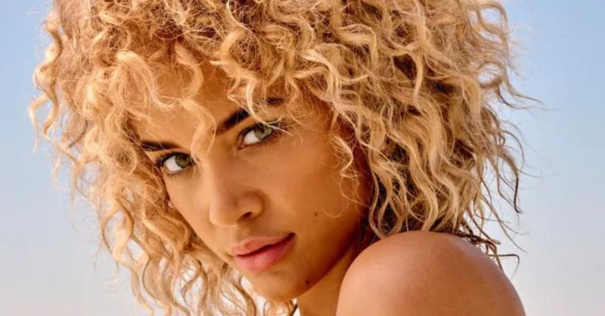 Jasmine Sanders Is the Queen of Colorful Bikinis in Belize - Swimsuit ...